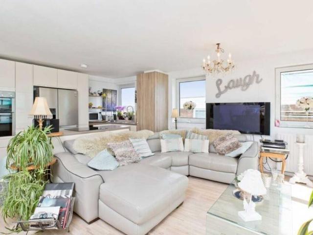 2 bedroom penthouse to rent