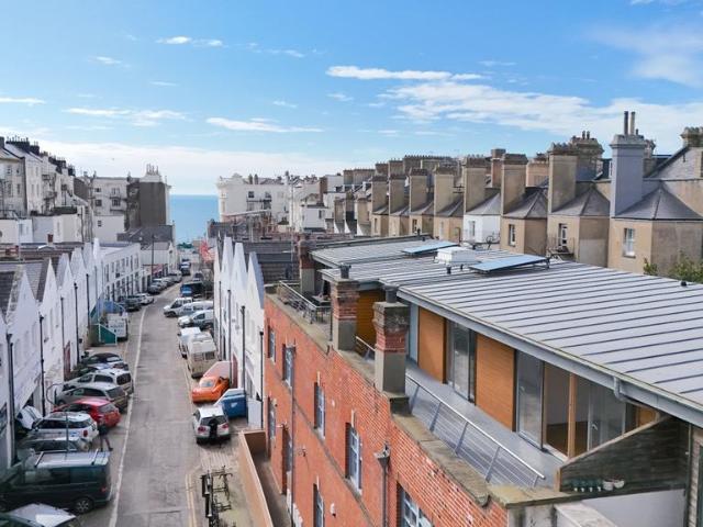 2 bedroom penthouse to rent