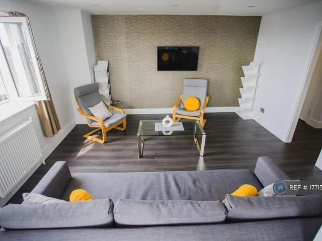 2 bedroom penthouse to rent