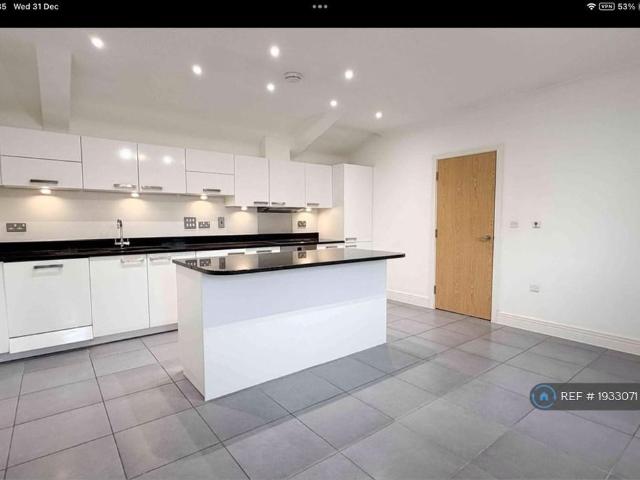 2 bedroom penthouse to rent
