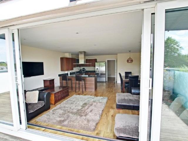 2 bedroom penthouse to rent
