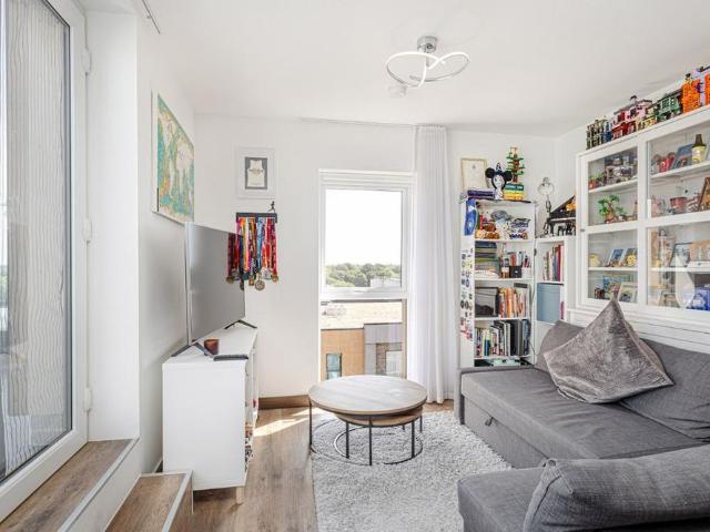 2 bedroom penthouse to rent