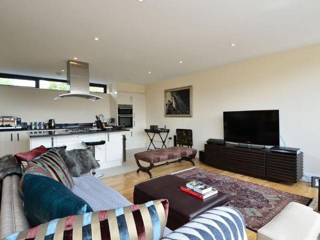 2 bedroom penthouse to rent