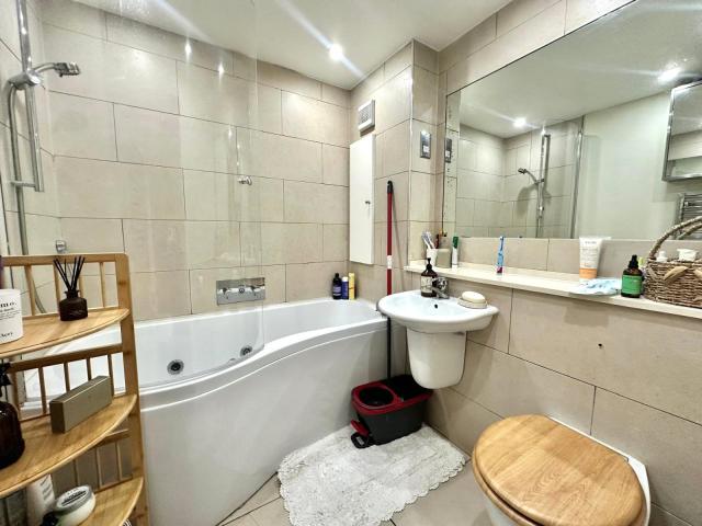 2 bedroom Property