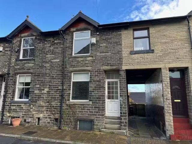 2 bedroom property for rent in George Street, Hipperholme, Hal.