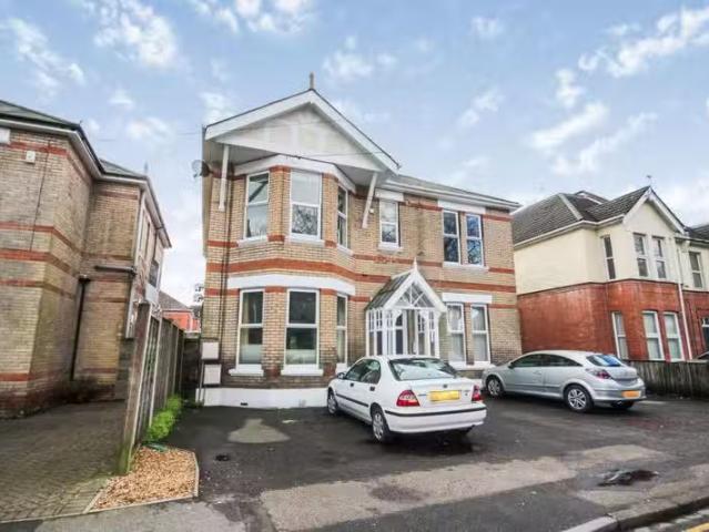 2 bedroom property for rent in Richmond Park Road, Bournemouth.