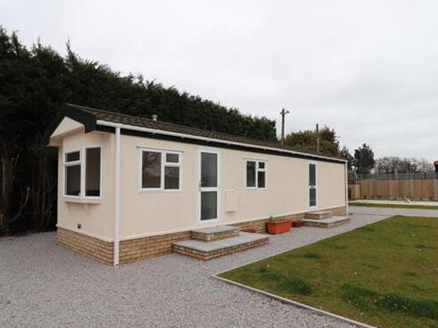 2 Bedroom Property For Rent In Woodfield Place, Gt. Bentley