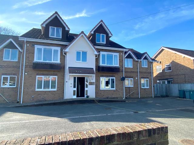 2 Bedroom Property For Rent Orchard Close, Freshwater
