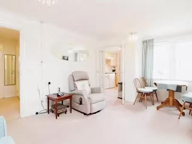2 Bedroom Property For Sale In Heathlands Court, Southampton.