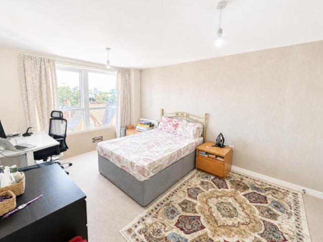 2 bedroom property for sale in Upton Road, Watford, WD18