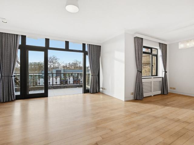 2 bedroom property in 14 Ennismore Gardens, Knightsbridge, London, SW7 £7,000 pcm | Chestertons