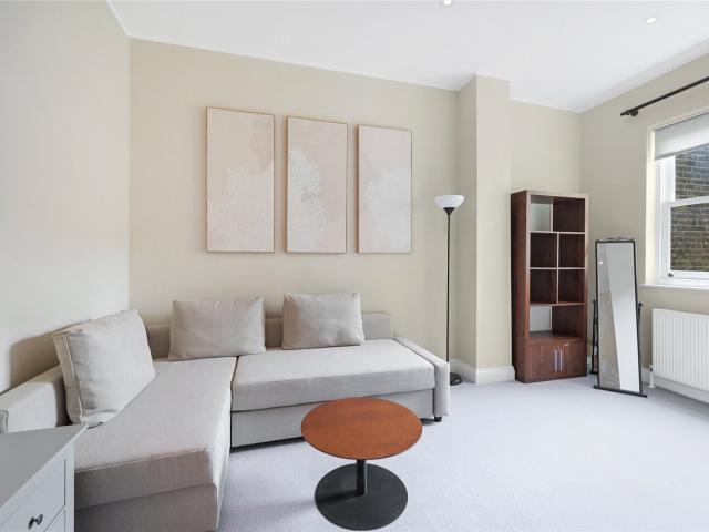 2 bedroom property in Collingham Place, Earls Court, London, SW5 £3,600 pcm | Chestertons