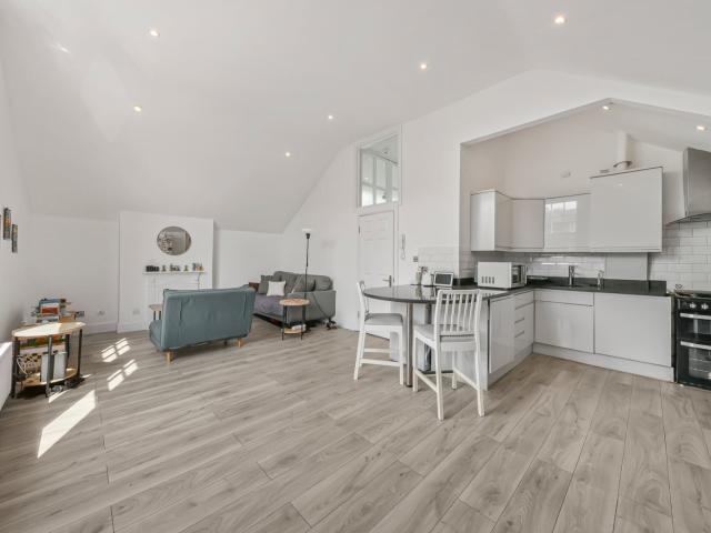 2 bedroom property in Compayne Gardens, London, NW6 £3,500 pcm | Chestertons