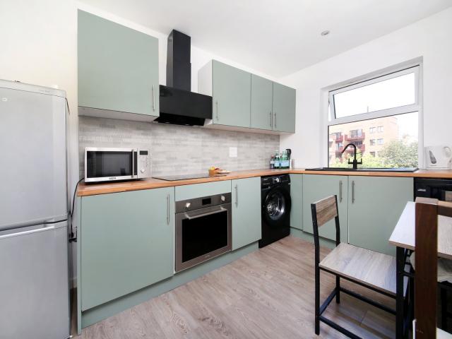 2 bedroom property in Comyn Road, London, SW11 £3,500 pcm | Chestertons