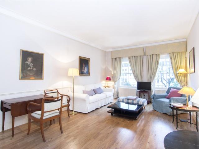 2 bedroom property in Cornwall Gardens, South Kensington, London, SW7 £3,200 pcm | Chestertons