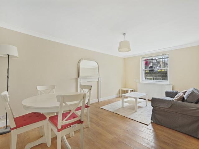2 bedroom property in Cazenove Road, London, N16 £2,000 pcm | Chestertons