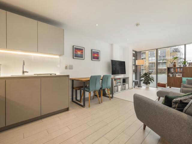 2 bedroom property in Canalside Square, London, N1 £3,700 pcm | Chestertons