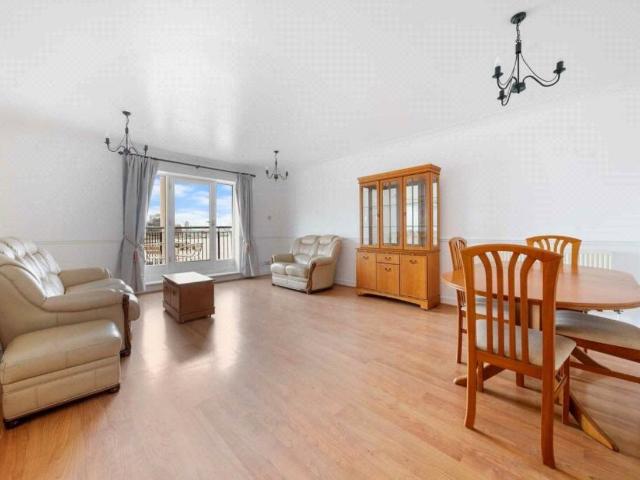 2 bedroom property in Cape Henry Court, Jamestown Way, London, E14 £2,400 pcm | Chestertons
