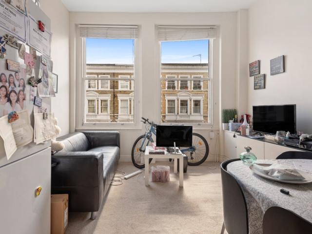 2 bedroom property in Castletown Road, West Kensington, London, W14 £2,250 pcm | Chestertons
