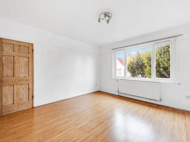 2 bedroom property in Cedar Grove, London, W5 £2,000 pcm | Chestertons