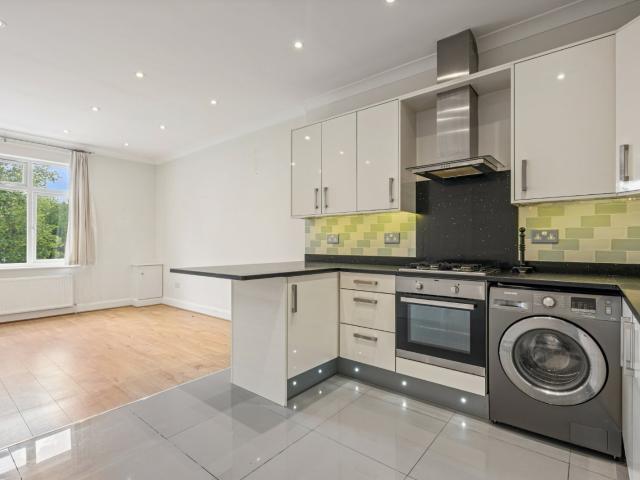 2 bedroom property in Church Road, Barnes, London, SW13 £2,500 pcm | Chestertons