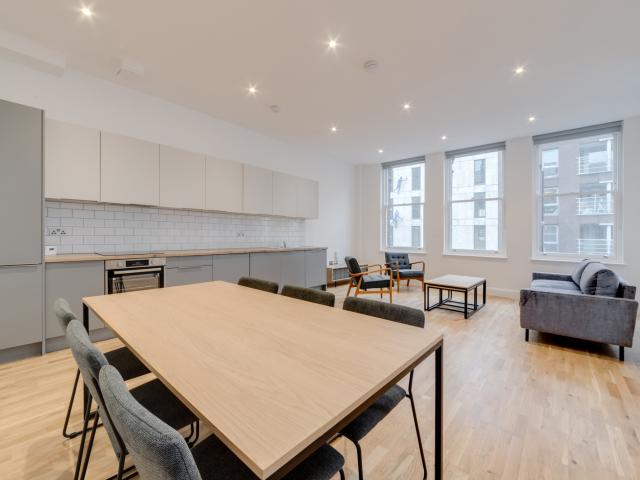 2 bedroom property in Chapel Court, London, SE1 £2,600 pcm | Chestertons
