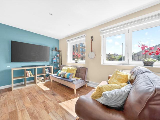 2 bedroom property in Chartes House, Abbey Street, London, SE1 £2,500 pcm | Chestertons