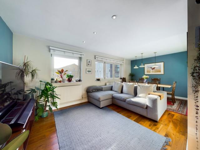 2 bedroom property in Chartes House, Abbey Street, London, SE1 £2,500 pcm | Chestertons