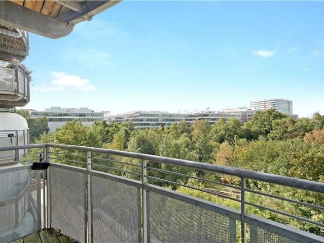 2 bedroom property in Chiswick High Road, Chiswick, London, W4 £2,850 pcm | Chestertons