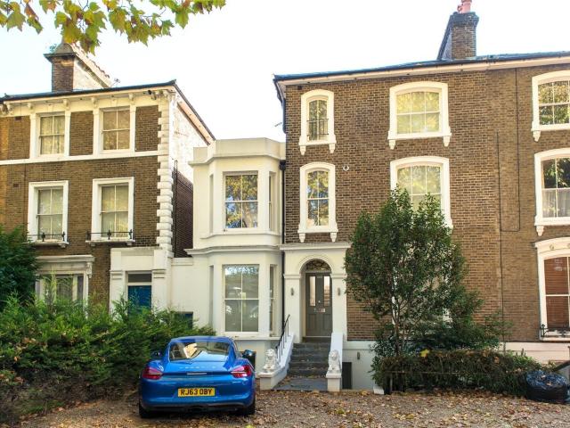 2 bedroom property in Chiswick High Road, Chiswick, London, W4 £2,950 pcm | Chestertons