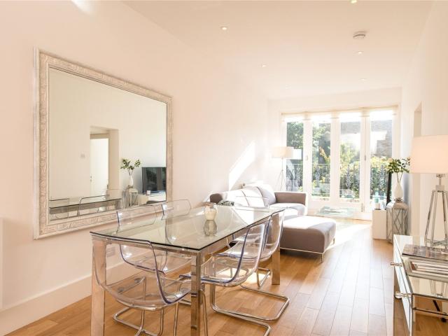 2 bedroom property in Chiswick High Road, Chiswick, London, W4 £2,950 pcm | Chestertons