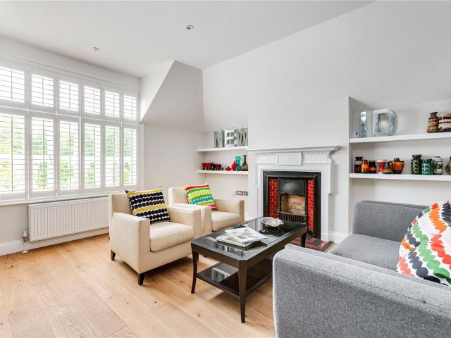 2 bedroom property in Clapham Common West Side, Clapham, SW4 £3,475 pcm | Chestertons