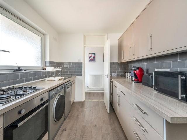 2 bedroom property in Clarence Lane, London, SW15 £1,900 pcm | Chestertons