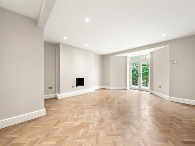 2 bedroom property in Alma Square, St John's Wood, London, NW8 £3,250 pcm | Chestertons