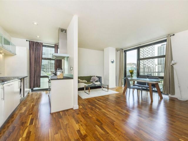 2 bedroom property in Apartments West, 2 South Quay Square, London, E14 £3,100 pcm | Chestertons