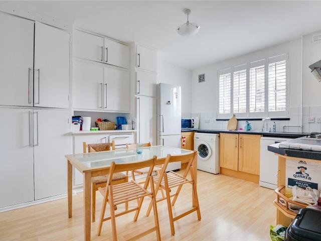 2 bedroom property in Arthur Henderson House, Fulham Road, London, SW6 £2,500 pcm | Chestertons