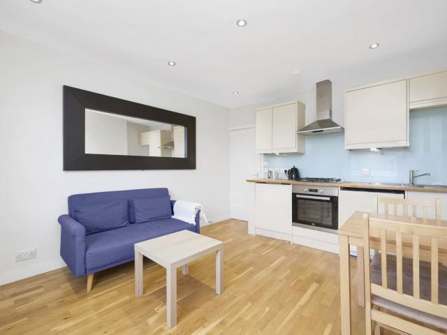 2 bedroom property in Arthur Road, Upper Holloway, London, N7 £1,900 pcm | Chestertons