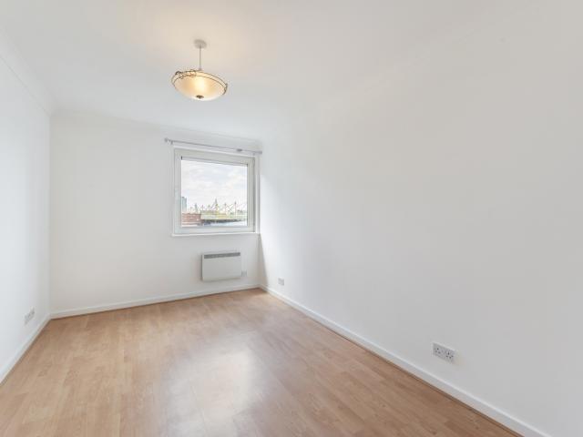 2 bedroom property in Boardwalk Place, London, E14 £2,500 pcm | Chestertons