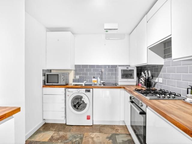 2 bedroom property in Batwa House, Varcoe Road, London, SE16 £1,850 pcm | Chestertons