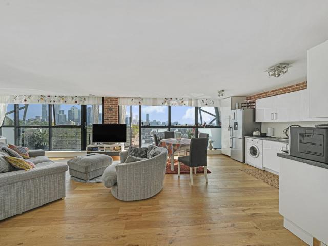 2 bedroom property in Baltic Quay, 1 Sweden Gate, London, SE16 £2,750 pcm | Chestertons