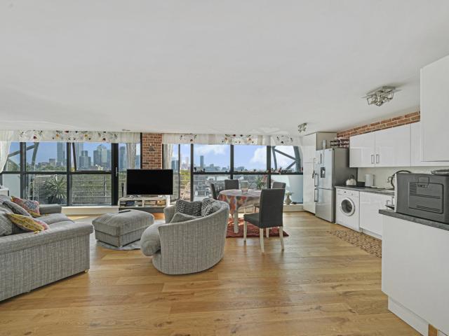 2 bedroom property in Baltic Quay, 1 Sweden Gate, London, SE16 £2,750 pcm | Chestertons