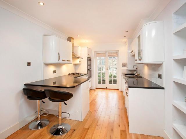 2 bedroom property in Beatrice Road, Richmond, TW10 £2,700 pcm | Chestertons