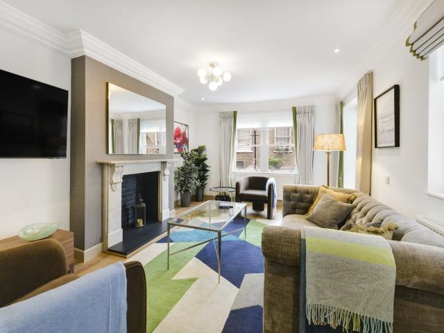 2 bedroom property in Beaufort Gardens, Knightsbridge, London, SW3 £6,000 pcm | Chestertons