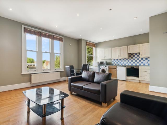 2 bedroom property in Bedford Hill, London, SW12 £2,500 pcm | Chestertons
