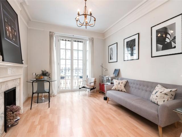 2 bedroom property in Berkeley Street, Mayfair, London, W1J £4,766 pcm | Chestertons