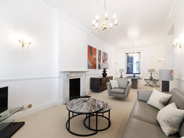 2 bedroom property in Berkeley Street, Mayfair, London, W1J £1,700 pw | Chestertons