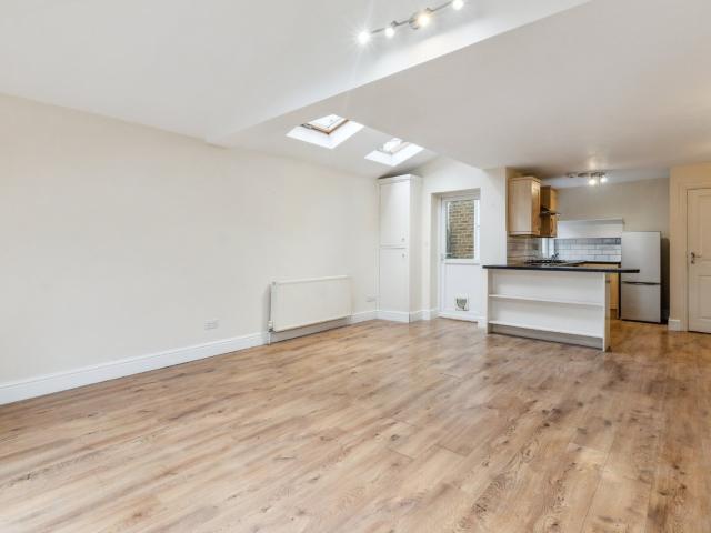 2 bedroom property in Berrymead Gardens, London, W3 £2,350 pcm | Chestertons