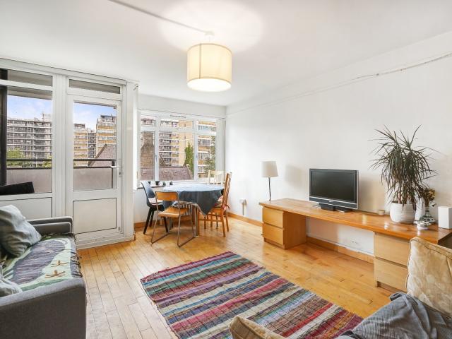 2 bedroom property in Bramwell House, Churchill Gardens, London, SW1V £2,600 pcm | Chestertons