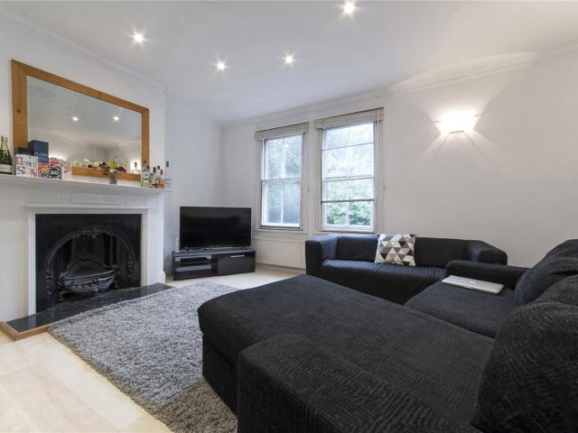 2 bedroom property in Branch Hill, Hampstead, London, NW3 £3,100 pcm | Chestertons