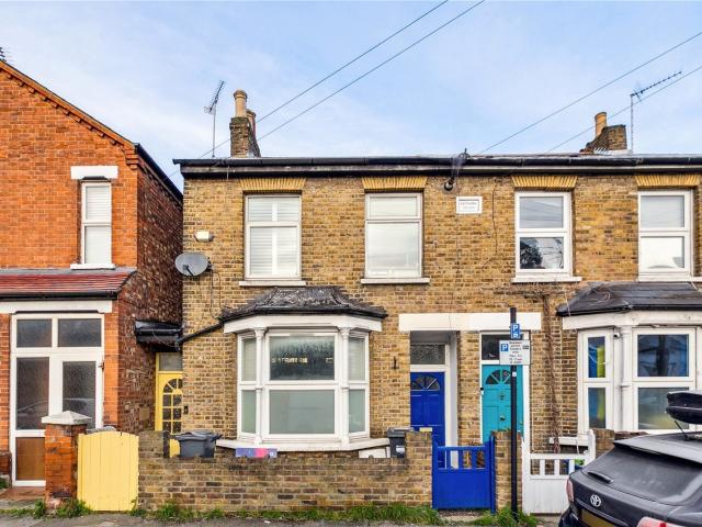 2 bedroom property in Brentford, Middlesex, TW8 £2,000 pcm | Chestertons